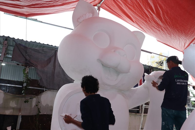 Linh vật mèo tết Quý Mão cao hơn 3m chuẩn bị xuất xưởng tại Đà Nẵng