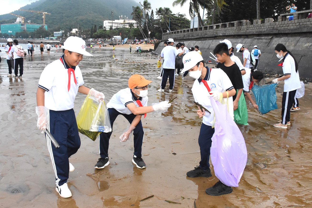 Camera bắt gọn khoảnh khắc đổ rác trộm, người vi phạm bị lập biên bản