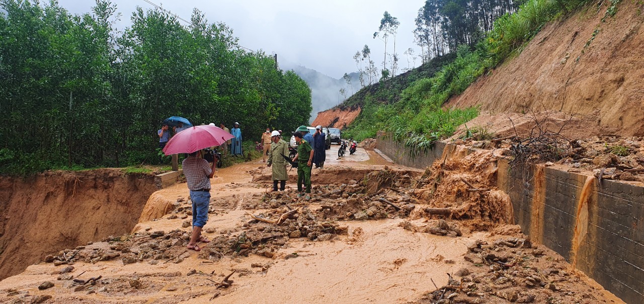Cảnh báo lũ quét, sạt lở đất, sụt lún từ Quảng Nam đến Bình Định