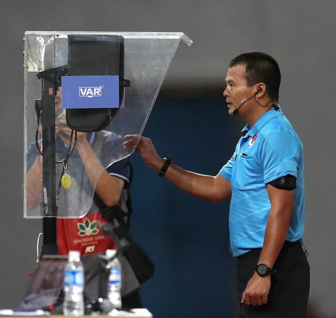 VAR và sự thận trọng với những bước đi đầu tại V.League