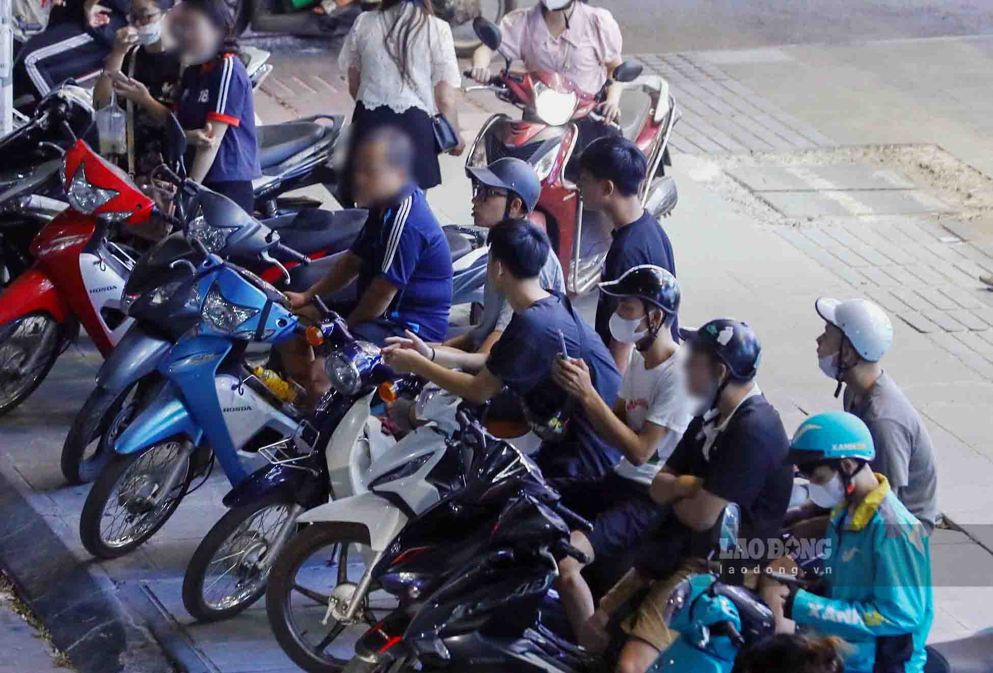 Lạng lách "thông chốt" 141 và loạt vi phạm của các quái xế tuổi teen