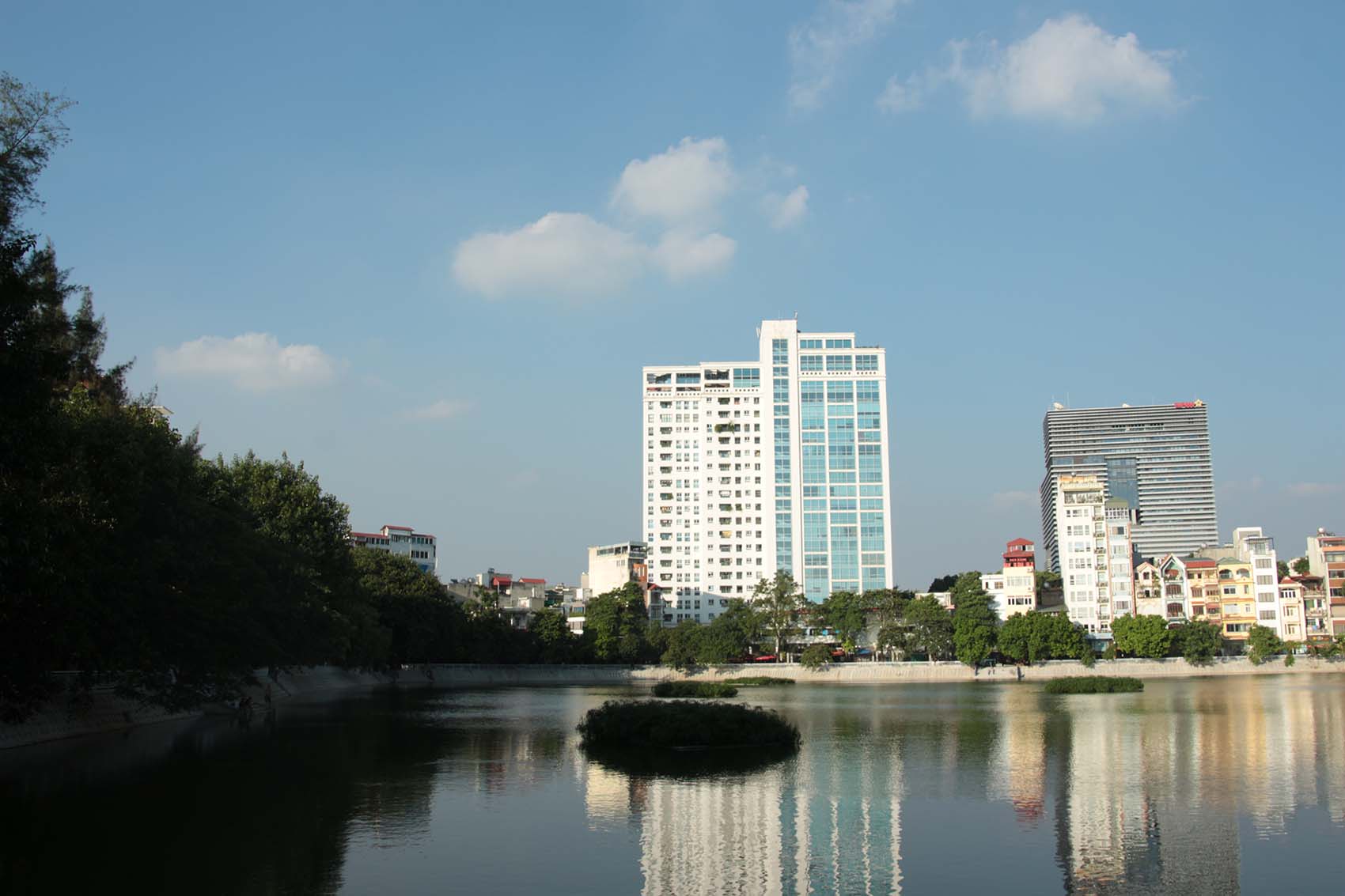 Chưa cải tạo xong, hồ Xã Đàn đã bị chiếm dụng