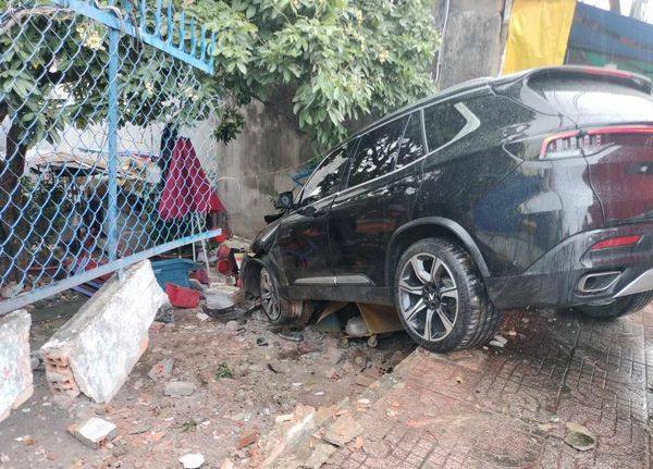 Ôtô gây tai nạn liên hoàn ở TPHCM, một người tử vong, nhiều người nhập viện