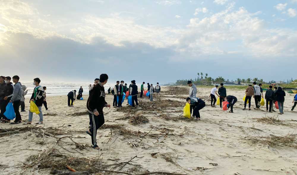 2.000 thanh niên Đà Nẵng dọn rác bãi biển sau đợt mưa lớn