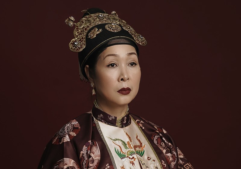 NSND Hồng Vân và 2 người con tung bộ ảnh Việt phục