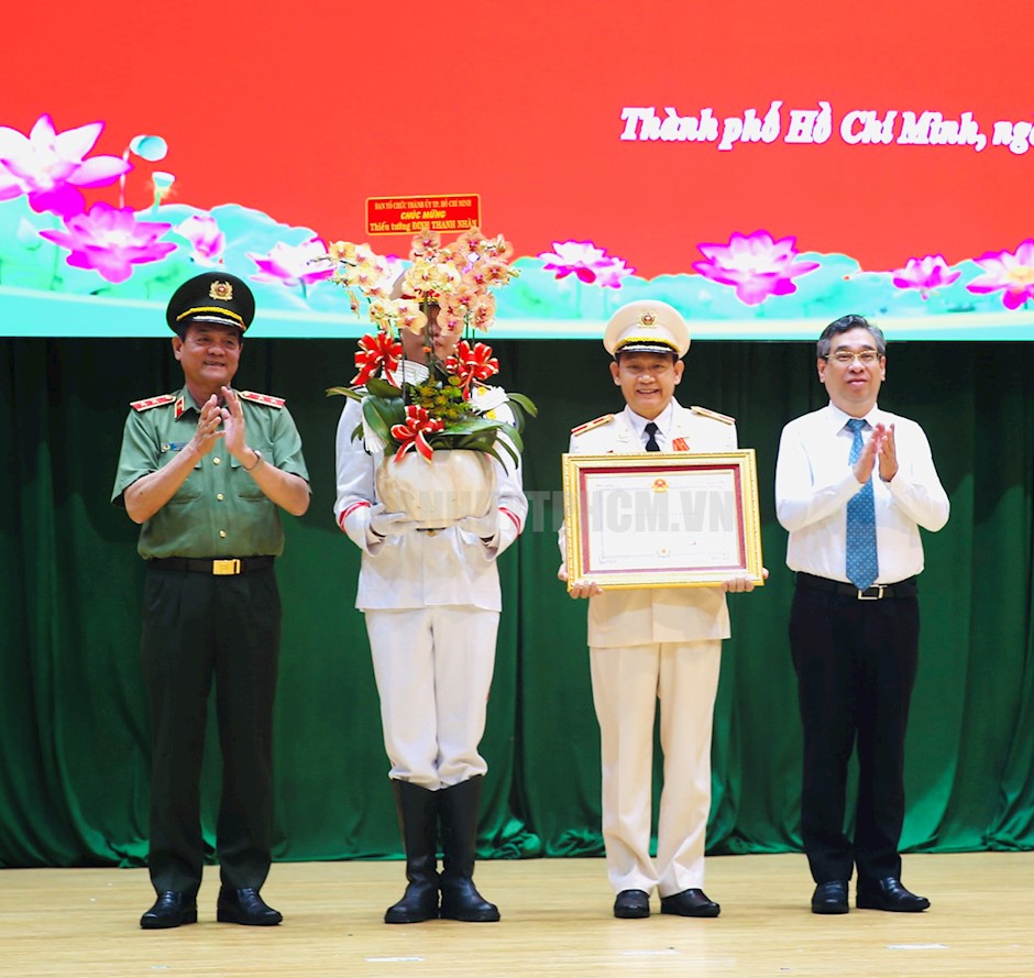 Đề nghị tặng và tặng Huân chương cho một đại tá, một thiếu tướng Công an