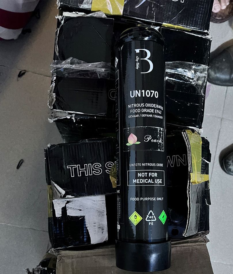 Bắt 6 nam nữ thanh niên bay lắc trong phòng trọ, phát hiện 50 bình khí ...