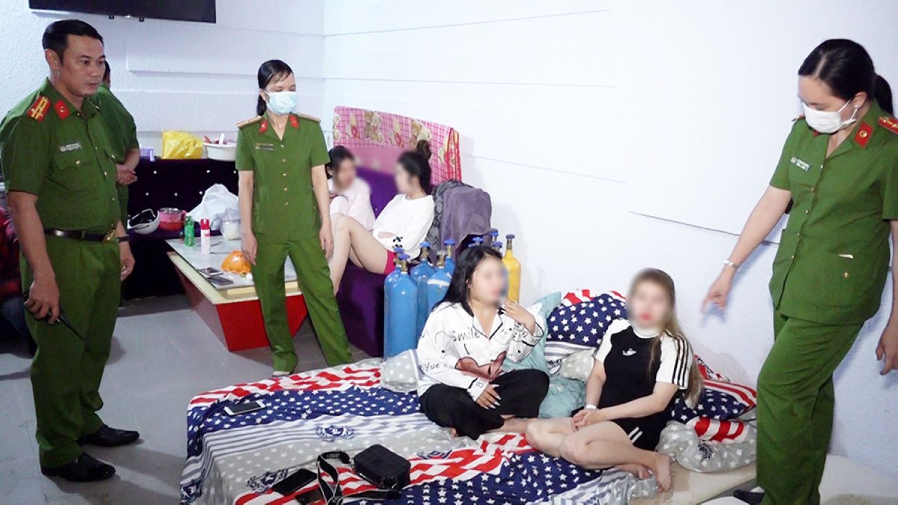 Bắt 6 nam nữ thanh niên bay lắc trong phòng trọ, phát hiện 50 bình khí ...