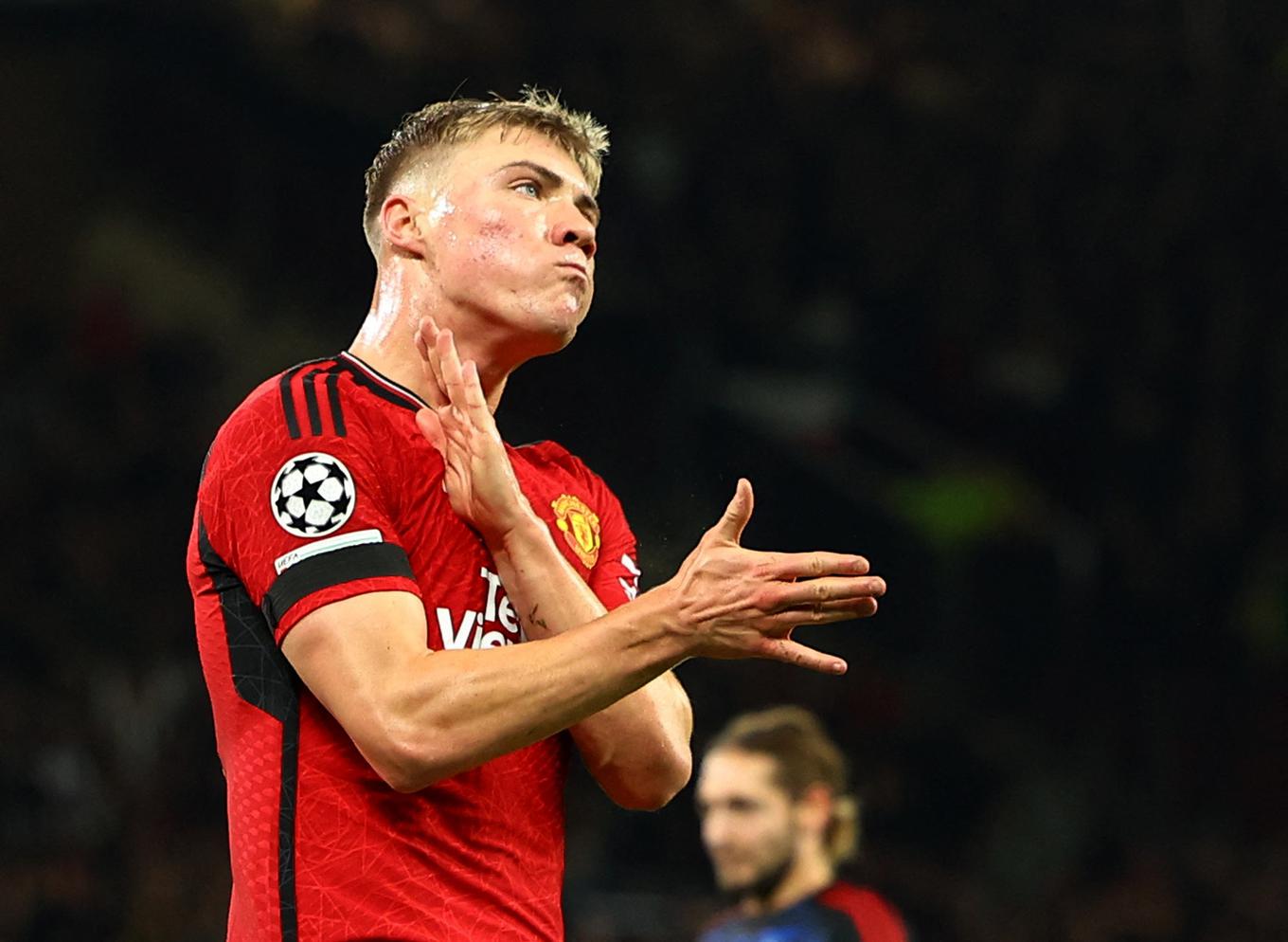 Ngày vui của Hojlund trong ngày buồn của Man United