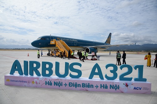 Cận cảnh máy bay cỡ lớn Airbus A321 hạ cánh xuống sân bay Điện Biên