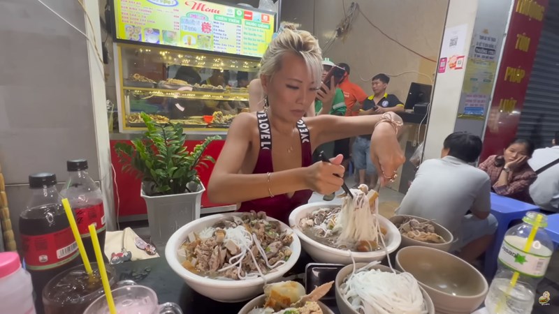 "Thánh ăn" Mỹ bỏ cuộc trước thử thách bún sứa khổng lồ ở TPHCM
