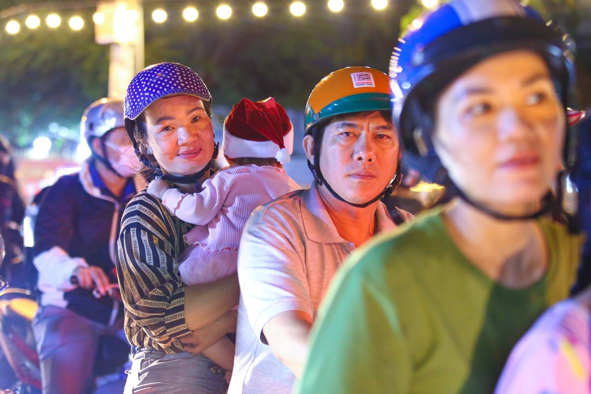 Sợ chen lấn trong ngày Noel, nhiều người dân TPHCM tranh thủ đi chơi sớm