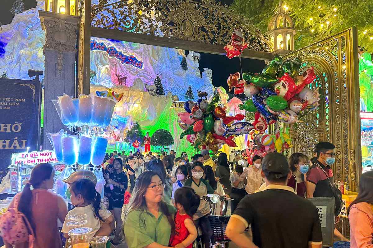 Sợ chen lấn trong ngày Noel, nhiều người dân TPHCM tranh thủ đi chơi sớm