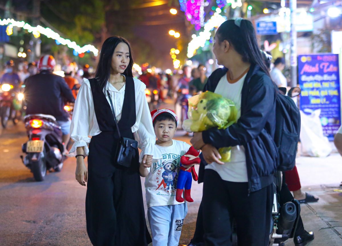 Sợ chen lấn trong ngày Noel, nhiều người dân TPHCM tranh thủ đi chơi sớm