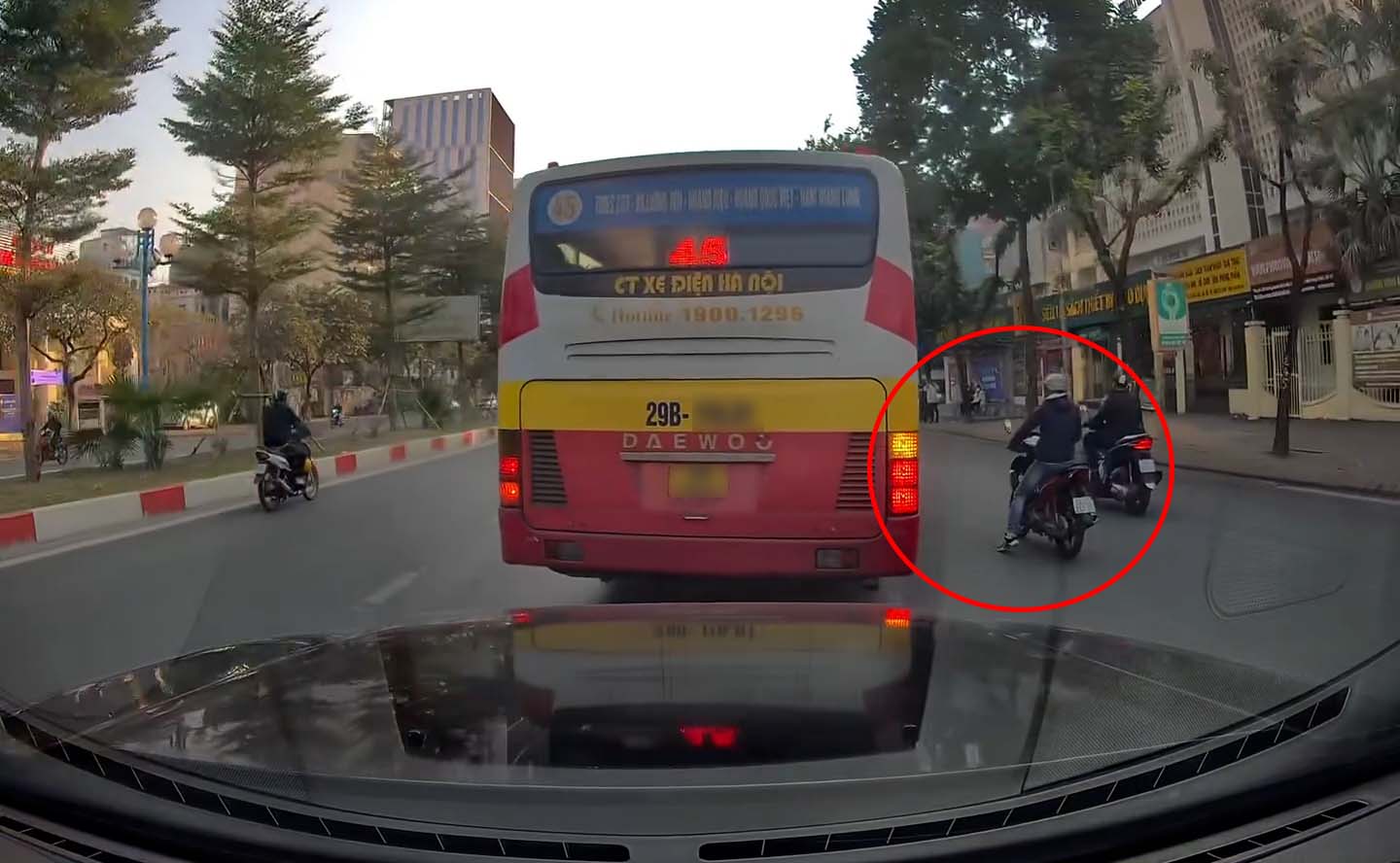 Xe buýt chuyển làn gấp vào điểm đỗ, xe máy phanh dúi dụi