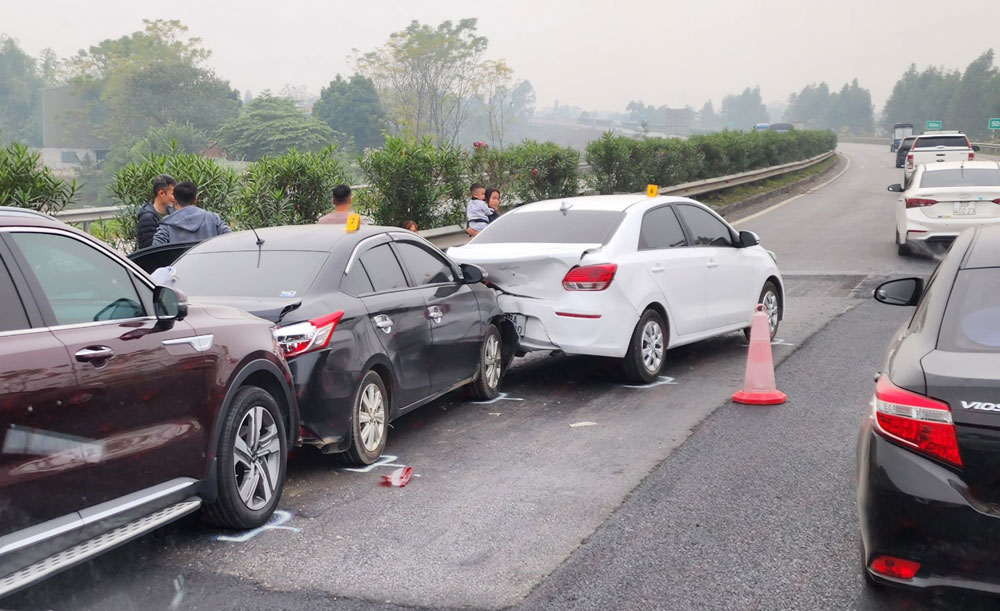 Tài xế ôtô 80 tuổi mất lái gây tai nạn giao thông liên hoàn ở Huế