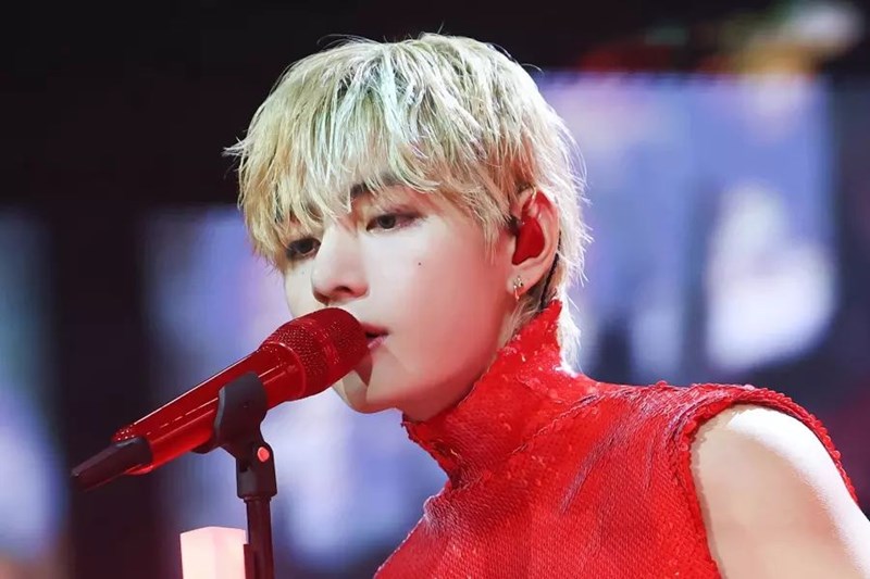 Hậu xác nhận đóng MV cùng IU, V BTS phá kỉ lục trên Billboard 200