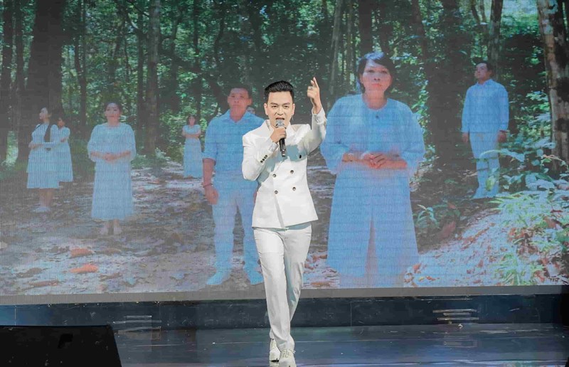 Nghệ sĩ lập kỷ lục Guinness Trúc Thy kết hợp Liu Quốc Việt