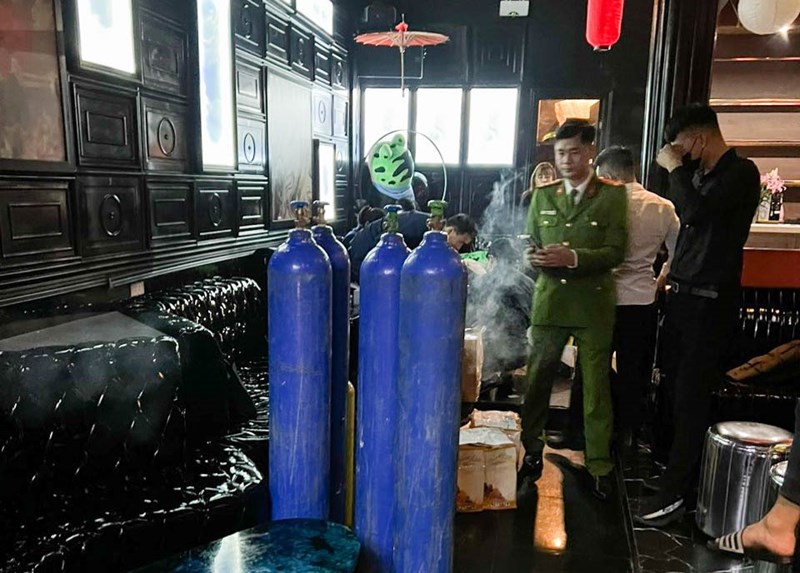 Hà Nội: Phát hiện cơ sở kinh doanh khí cười, rượu lậu trên phố Mã Mây