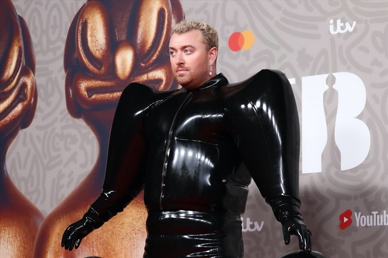 Phản ứng trái chiều khi Sam Smith mặc trang phục cao su bơm hơi lên thảm đỏ