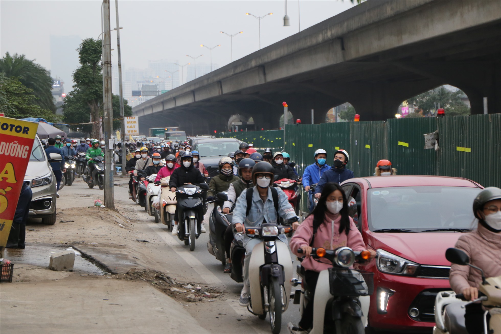 Đường chưa hoàn thành, người dân đã lái xe ùn ùn đi vào