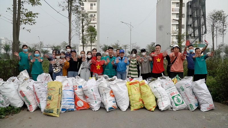 Những bạn trẻ ''nghiện'' nhặt rác, khiến hàng trăm bãi rác tự biến mất