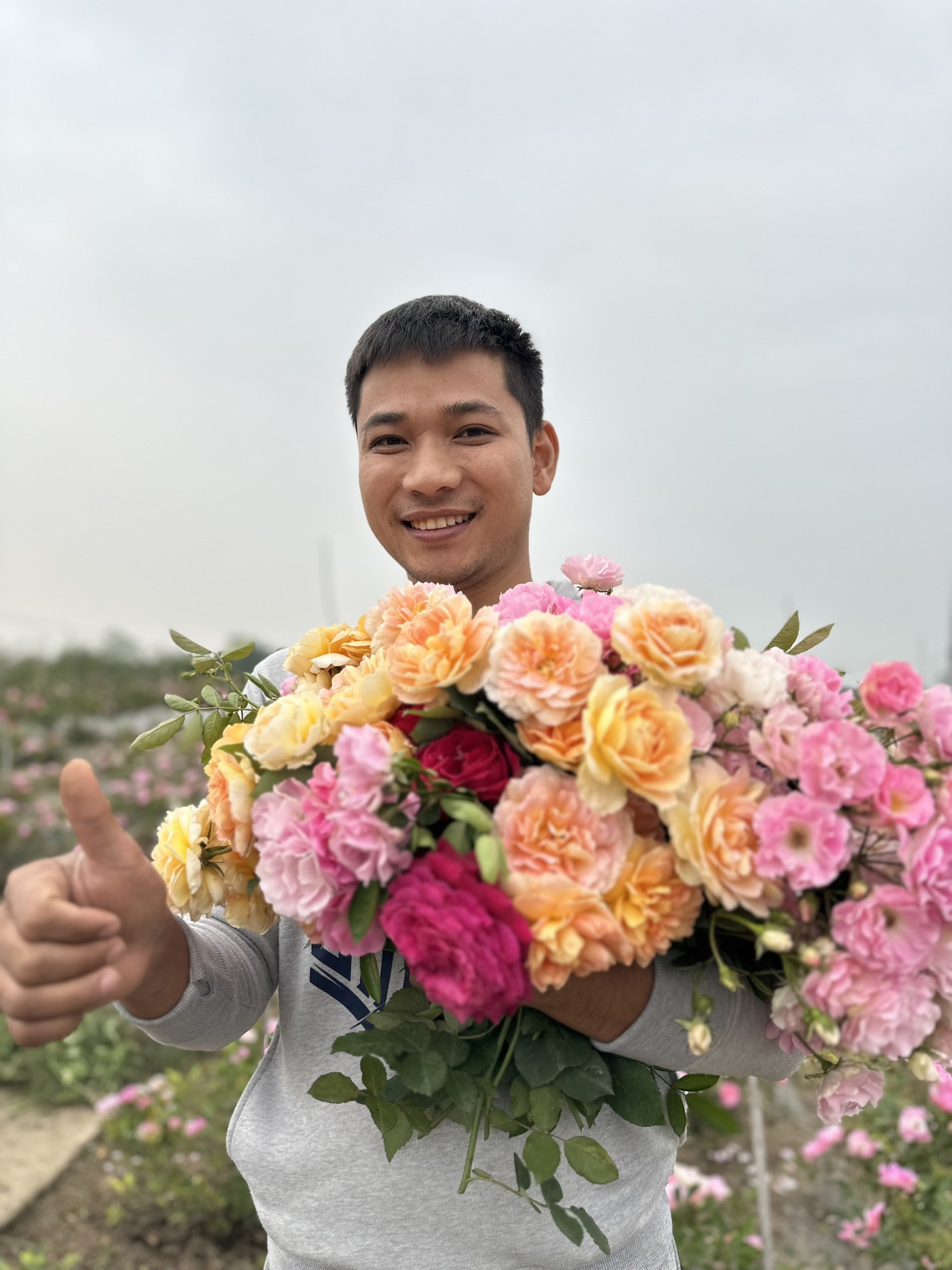 Người trẻ ôm thêm việc để tăng thu nhập mỗi tháng