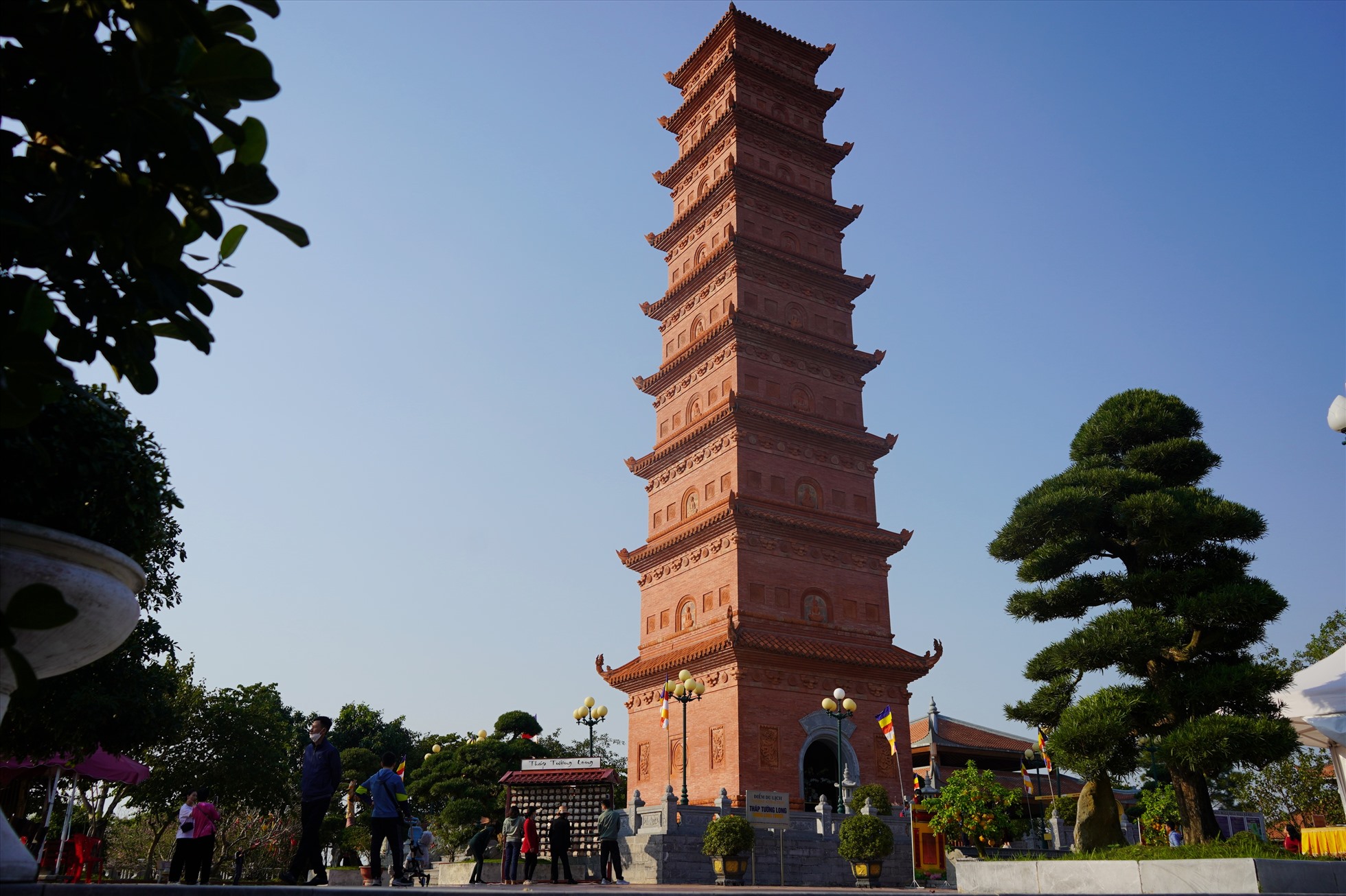 Ngắm toà tháp "rồng vàng hạ thế" nghìn năm tuổi trên đỉnh núi ở Hải Phòng