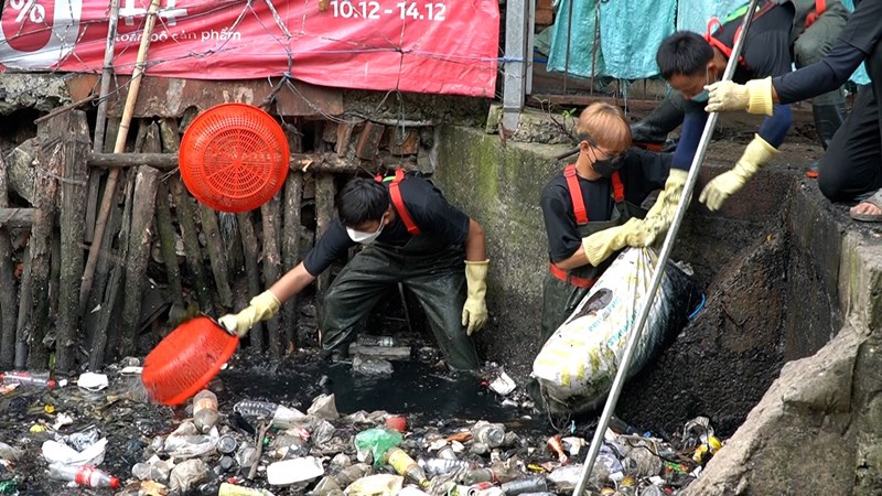 Nhóm bạn trẻ lội kênh rạch ô nhiễm dọn rác ở TPHCM