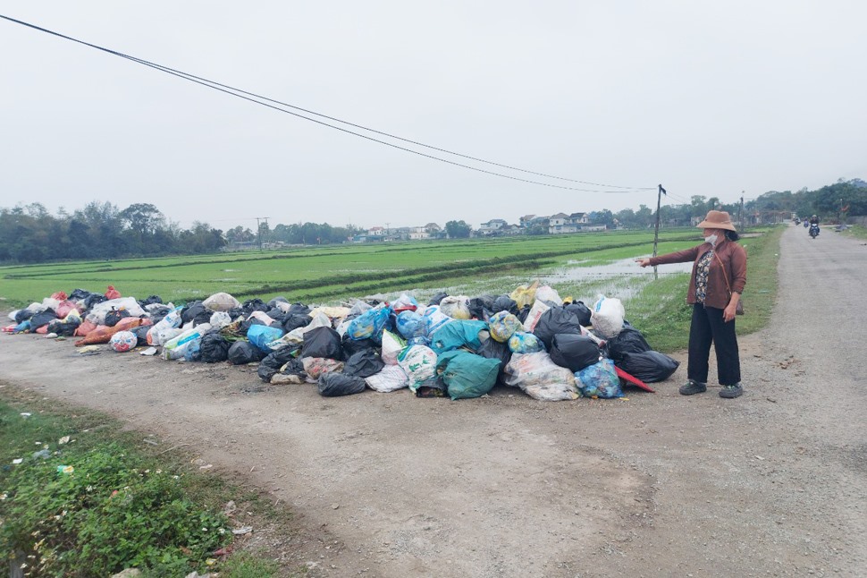 Người lao động hợp tác xã thu gom rác khốn khổ khi bị nợ tiền