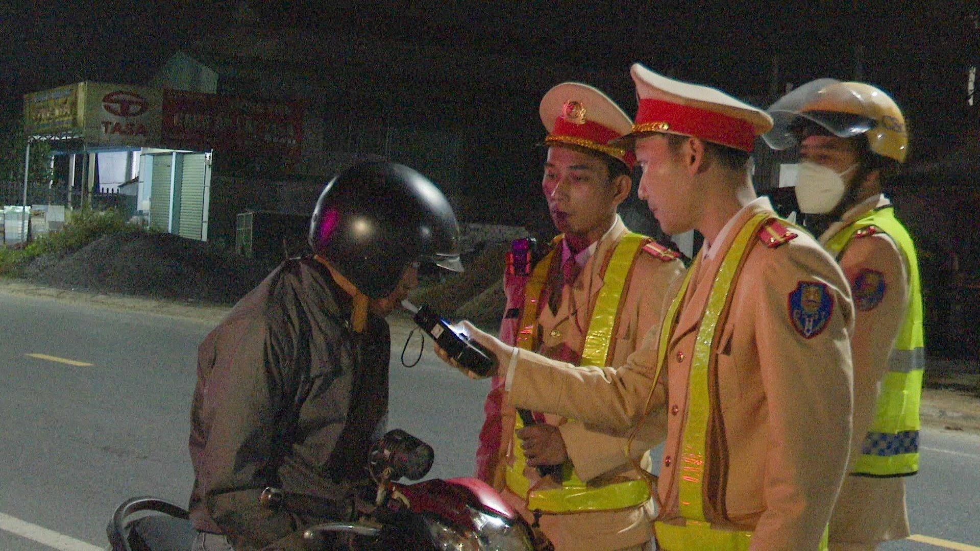 Uống vài li bia, làm cả tháng không đủ tiền phạt vi phạm nồng độ cồn