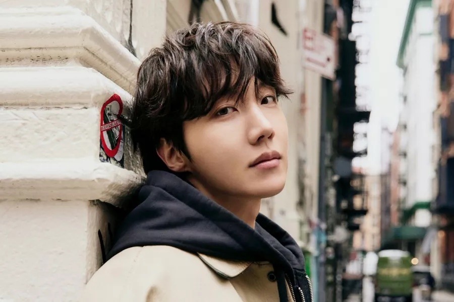 Jungkook (BTS) khóc khi vừa uống rượu vừa livestream khiến fan lo lắng