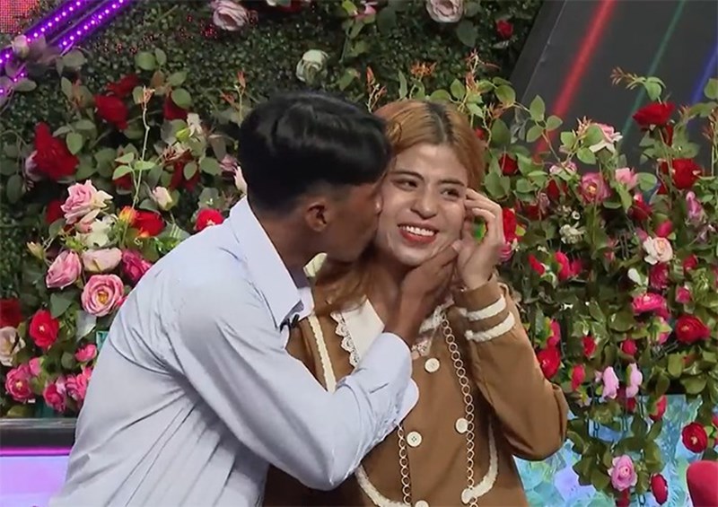 Bạn muốn hẹn hò: Chàng trai buôn hoa quả chinh phục cô nàng bán đồ ăn sáng