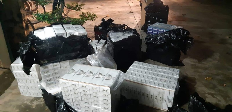 Chủ đại lý bia và 2 đối tượng bị bắt quả tang với số lượng lớn thuốc lậu