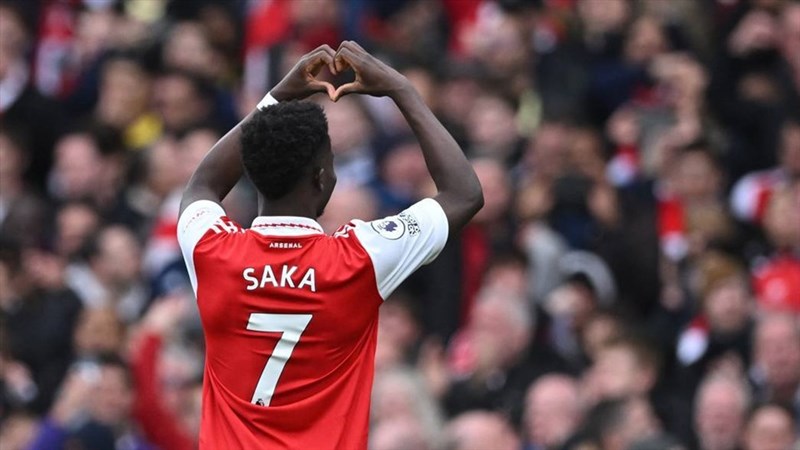 Huyền thoại Arsenal: Bukayo Saka giỏi chỉ kém Messi
