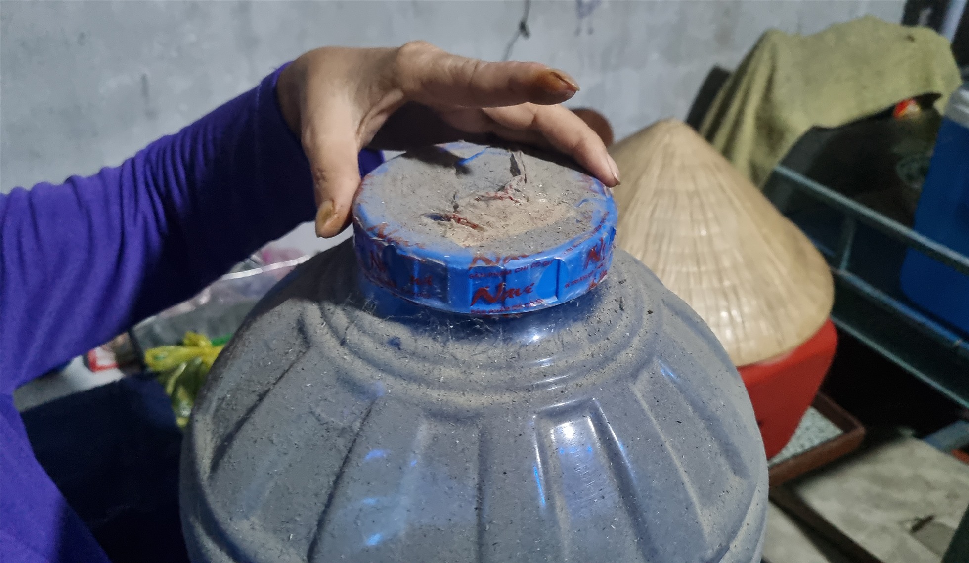 Cuộc sống trong những ngôi nhà bịt kín để trốn bụi từ nhà máy xay xát lúa