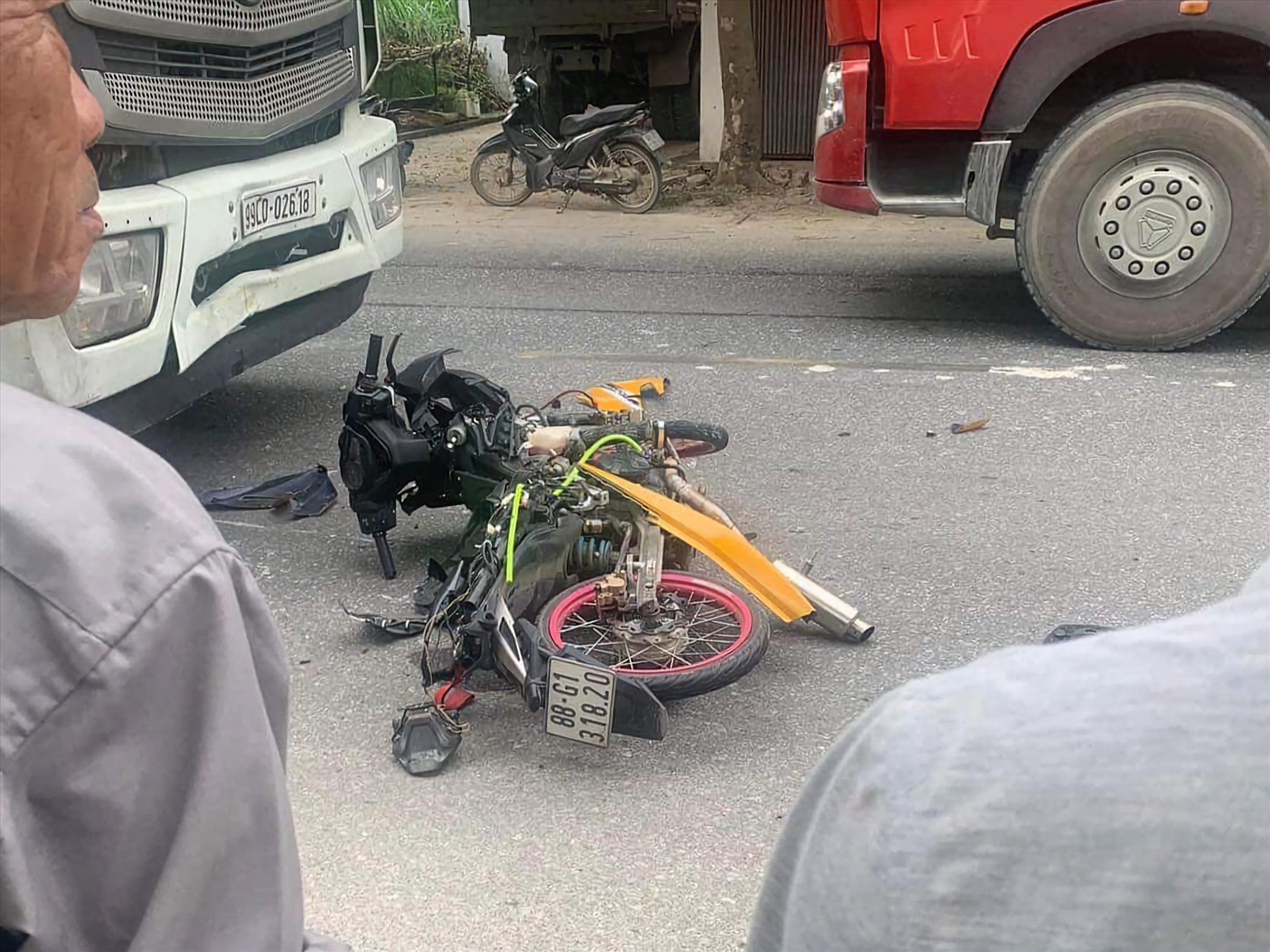 Xe máy đối đầu xe tải trên Quốc lộ 2C, 1 người tử vong