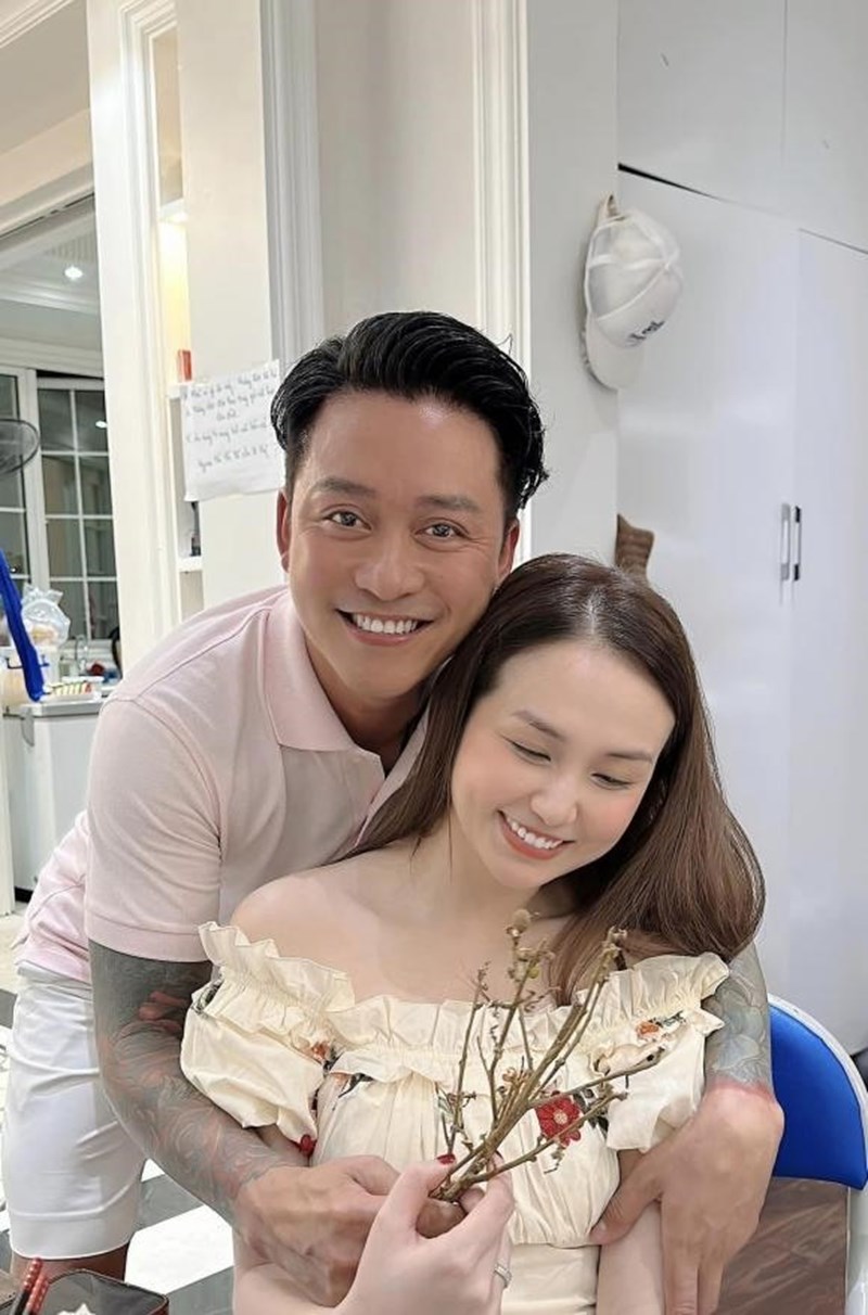 Nhịp Showbiz: Tuấn Hưng tặng vợ món quà không ai ngờ tới nhân kỷ niệm cưới