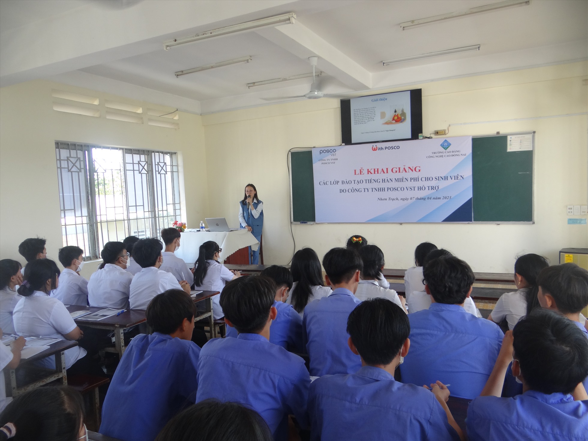 Gần 1.000 học sinh, sinh viên khắp cả nước về Huế thi tài toán học