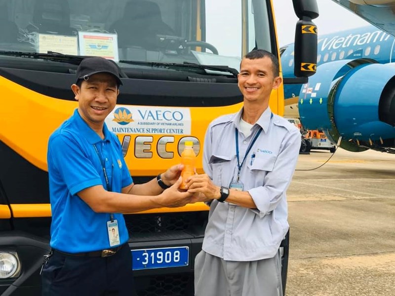 Công đoàn bộ phận VAECO hỗ trợ nước uống giải khát cho người lao động