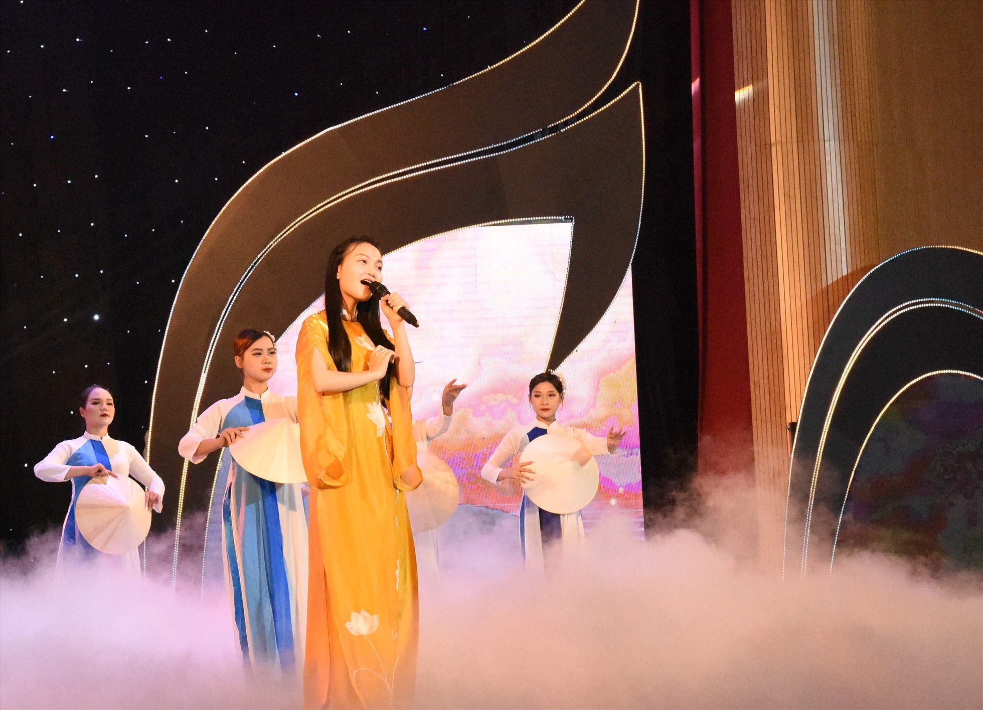 Trọng Tấn, Hà Quỳnh Như biểu diễn tại chương trình “Người mẹ Làng Sen”