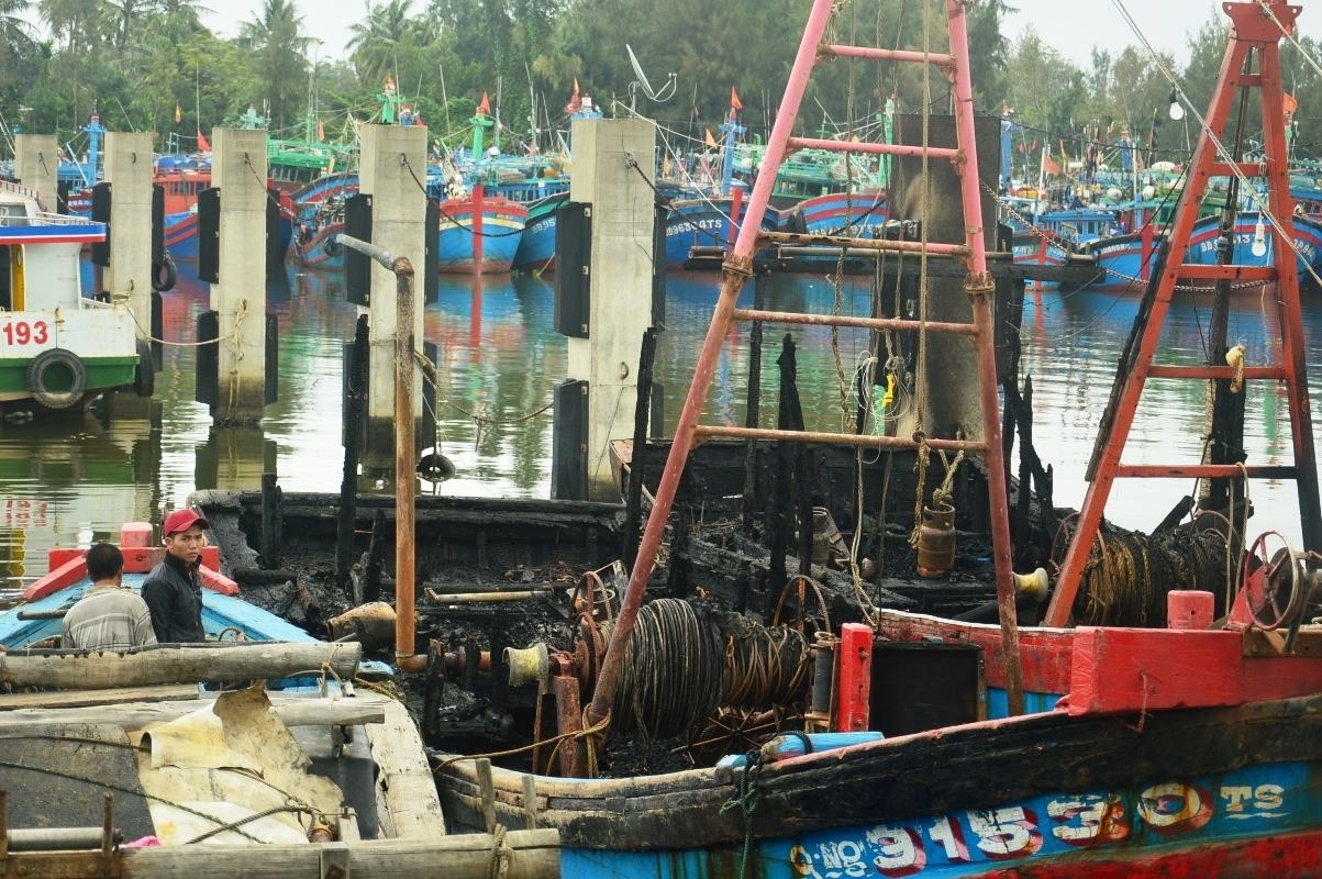 5 ngư dân trên tàu cá bị chìm được cứu vớt, đưa về đảo Phú Quý an toàn