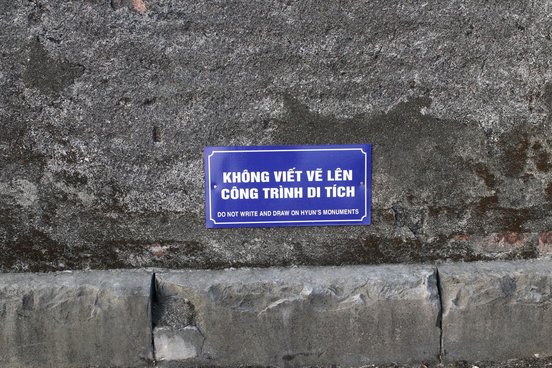Tái diễn nạn viết vẽ bậy lên di tích Kỳ đài Kinh thành Huế