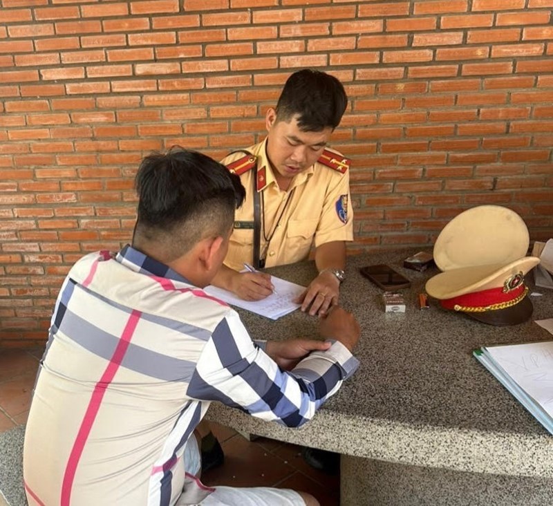 Xử phạt 7,5 triệu đồng đối tượng canh đường để báo xe tải né CSGT kiểm tra