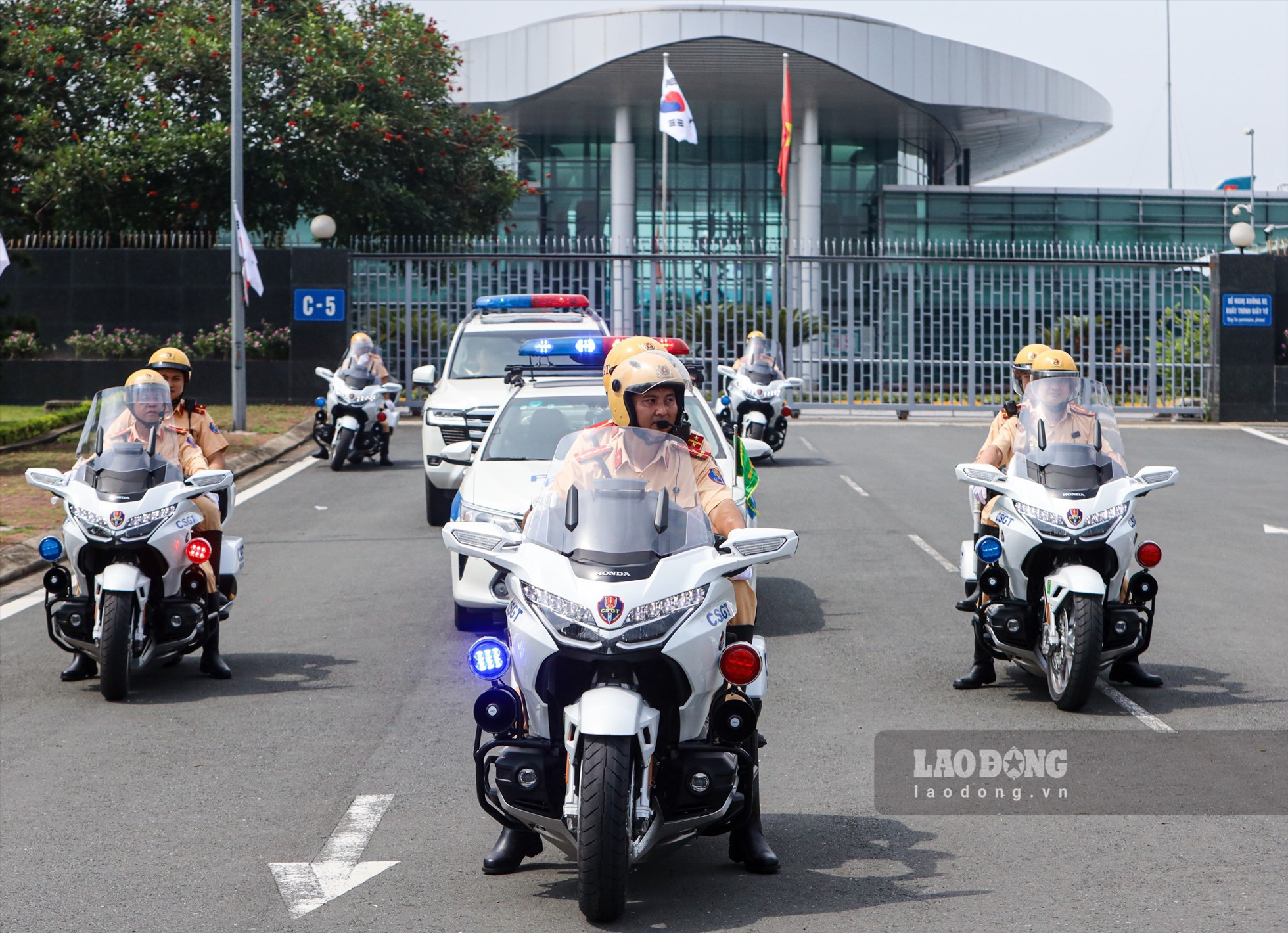 Bàn giao siêu môtô cho 11 tỉnh, thành phố phục vụ công tác dẫn đoàn