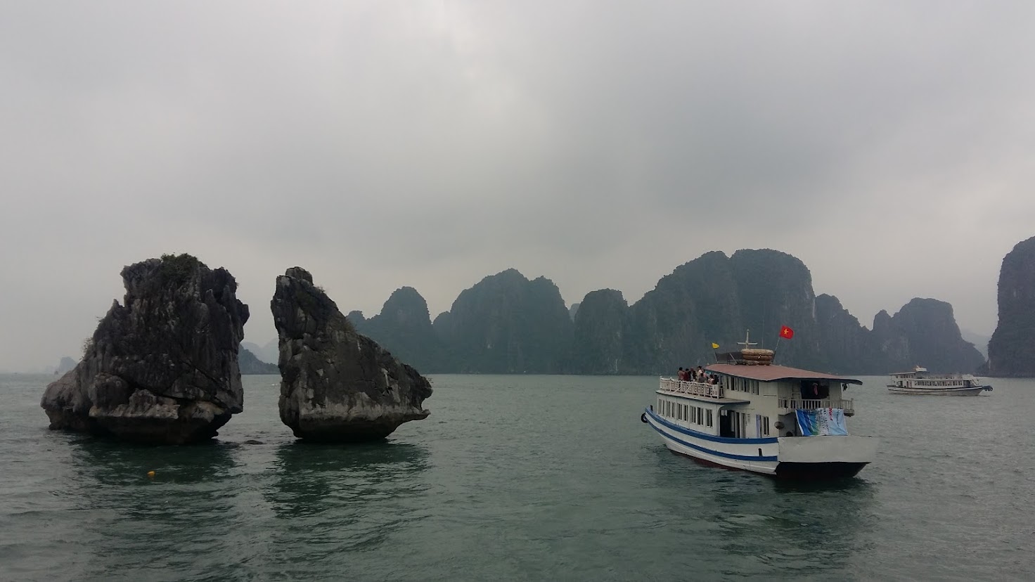 Loay hoay phủ sóng điện thoại giữa vịnh Hạ Long