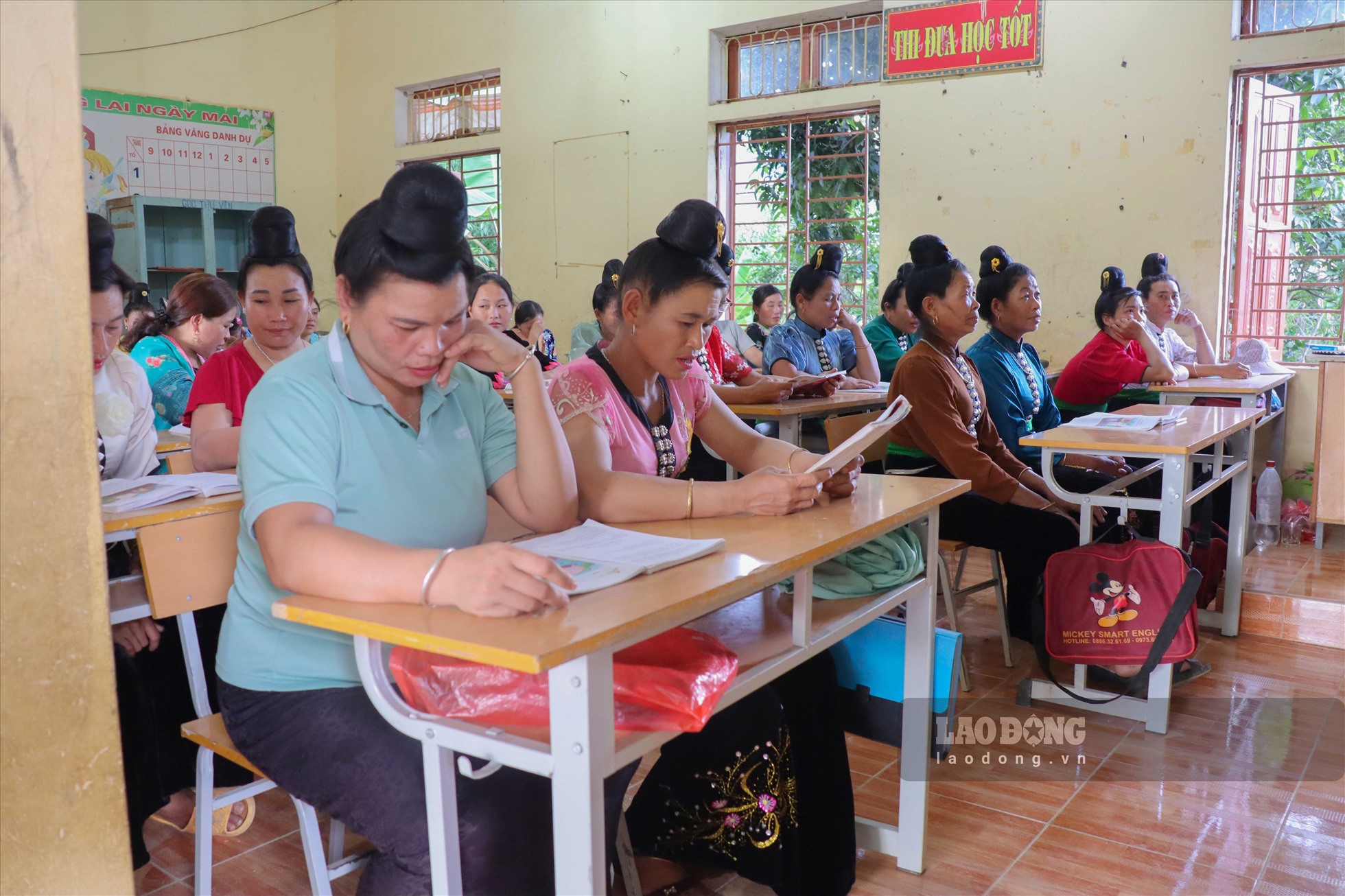 Lớp học đặc biệt xoá mù chữ cho người dân vùng biên - Tổng liên đoàn ...