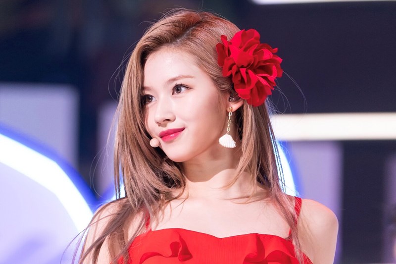 Sana (TWICE) ngã khuỵu trên sân khấu