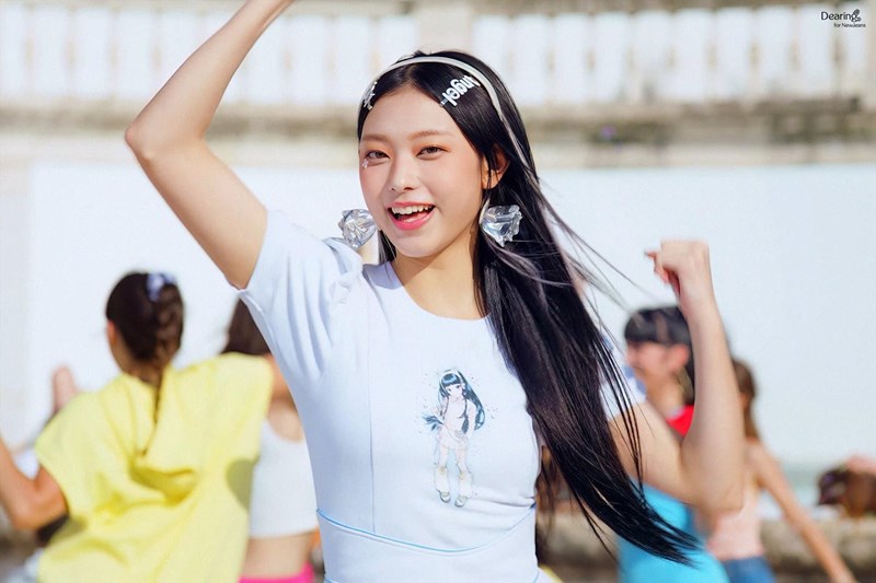 NewJeans chính thức vượt IVE, (G)I-DLE với ca khúc mới "Super Shy"