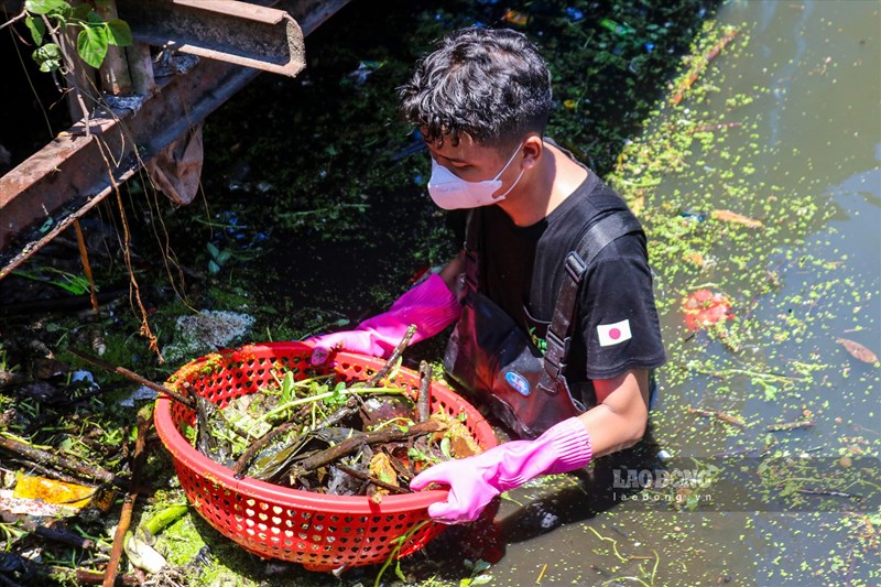 Ngâm mình dọn rác thải ô nhiễm giữa trưa nắng 40 độ C ở Hà Nội